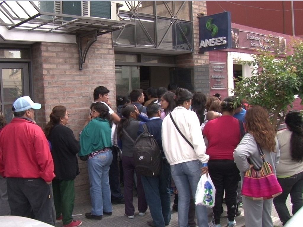 Jornada con largas filas en ANSES