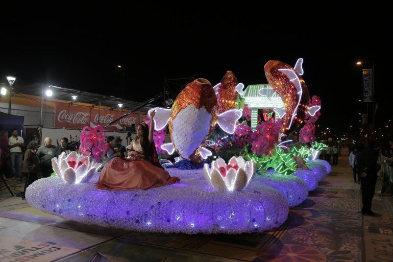 Arrancó el primer desfile de carrozas en la Ciudad Cultural