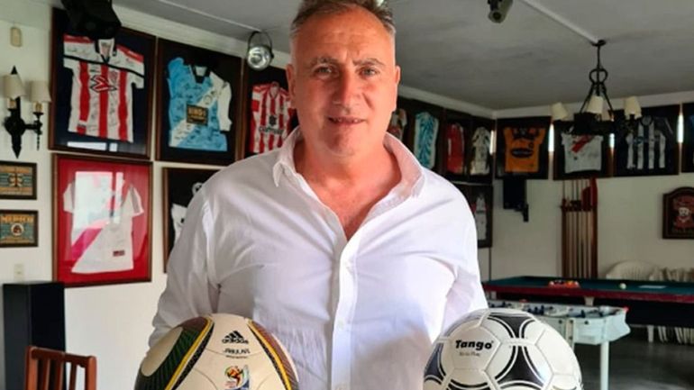 Fútbol: es médico y colecciona las pelotas de los Mundiales