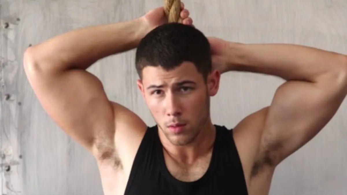 Se sacó una foto con Nick Jonas sin saber quien era y se hizo viral