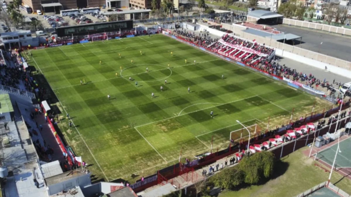 Un jujeño debutó en el arco de Barracas Central: quién es