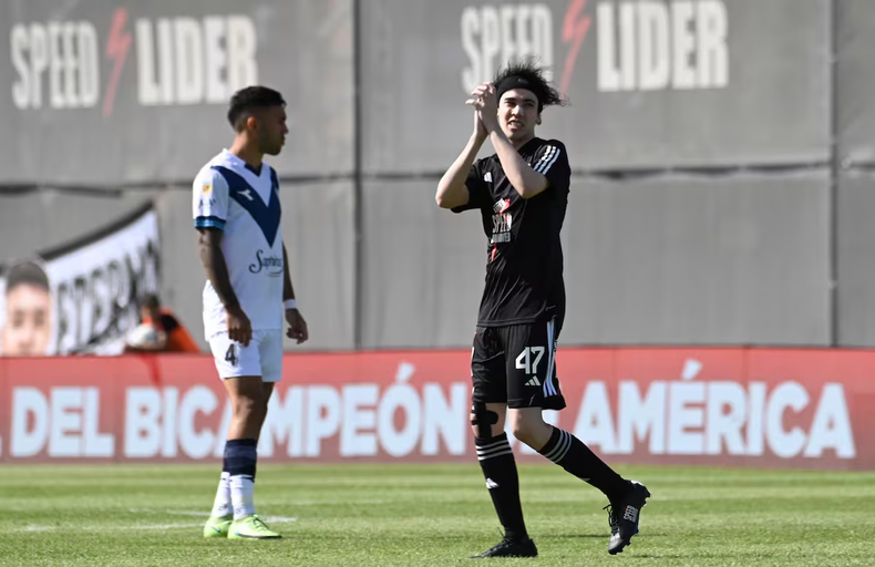 Quién es Spreen, el youtuber que debutó como titular en Deportivo Riestra