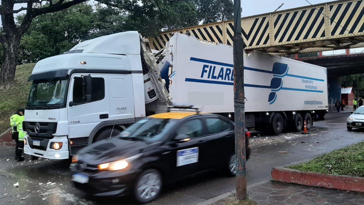 Camión quedó atascado bajo un puente en Jujuy: tránsito interrumpido y caos