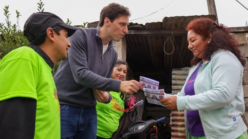 Adriano Morone estrecha lazos con los vecinos de Malvinas y escucha sus ...