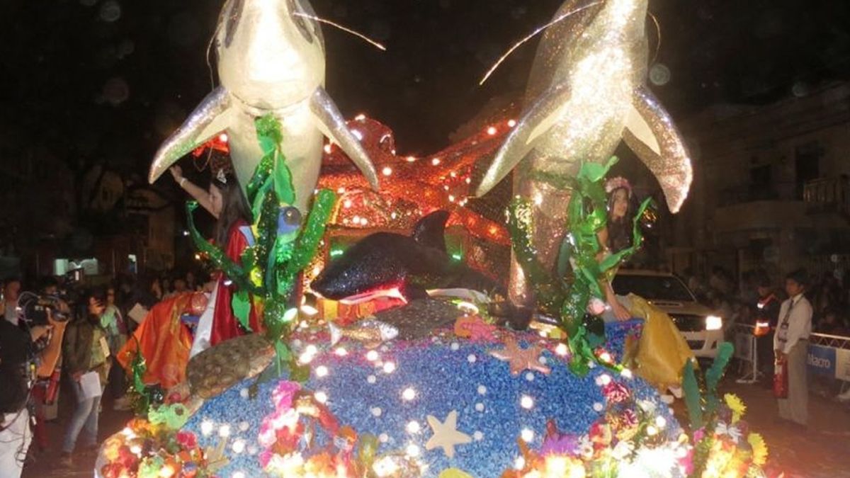 Empiezan los desfiles de carroza en Av. Córdoba