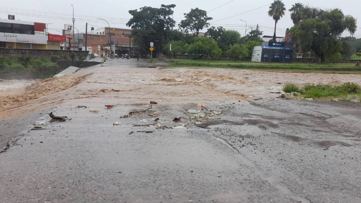 San Salvador de Jujuy: cortaron el badén por la crecida del río Xibi Xibi