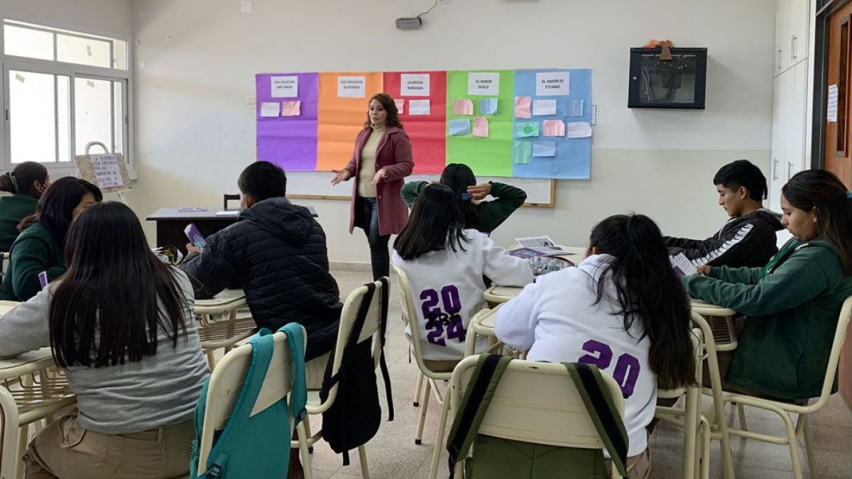 8 de cada 10 jóvenes quieren seguir estudiando tras la secundaria, pero ...