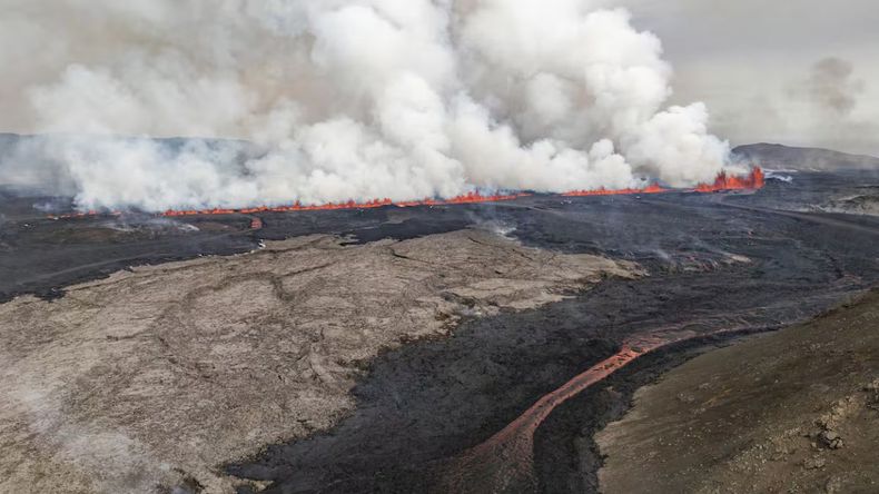 Por quinta vez consecutiva erupcionó el volcán Grindavik en Islandia