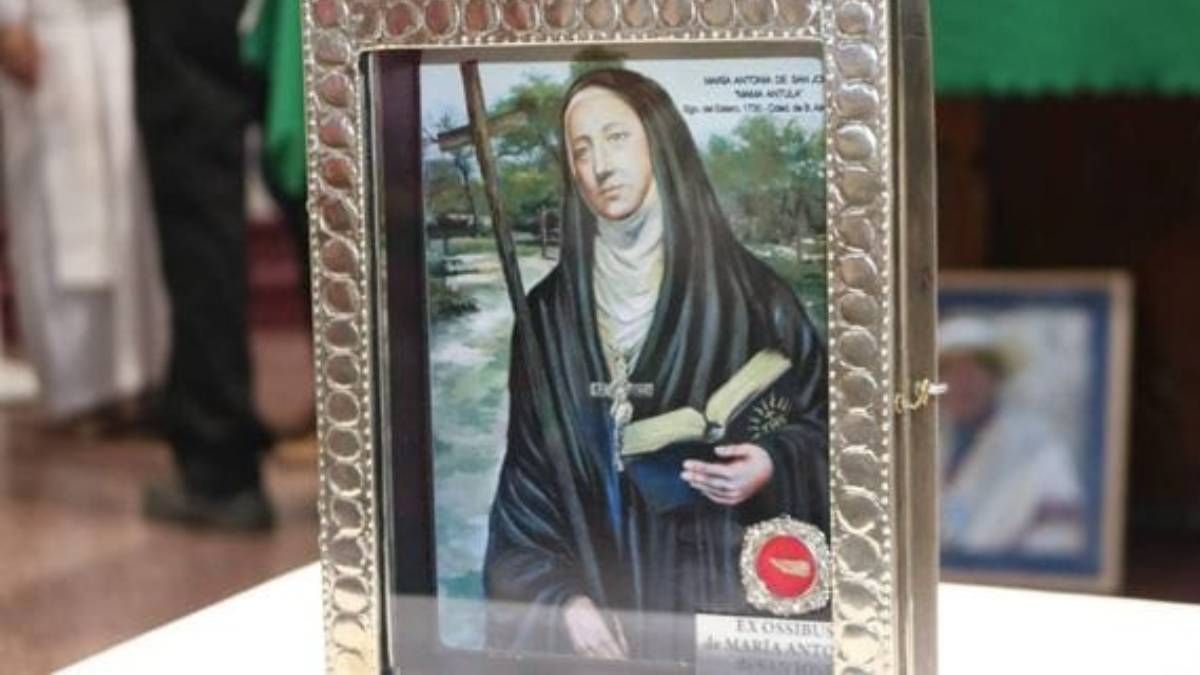 Veneración de las reliquias de Santa Mama Antula en la Iglesia Catedral