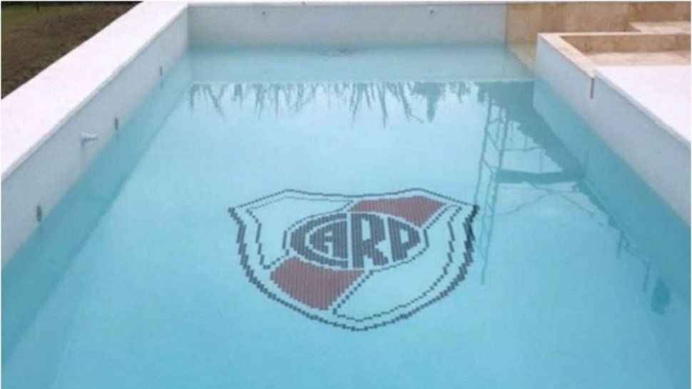 Lucas Martínez Quarta pintó el escudo de River en la pileta
