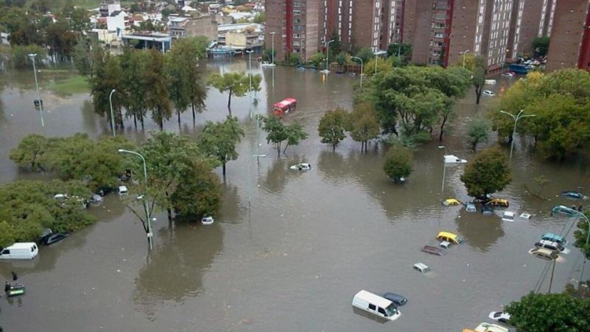 Calles inundadas en los barrios de Saavedra, Palermo, Belgrano y Villa ...