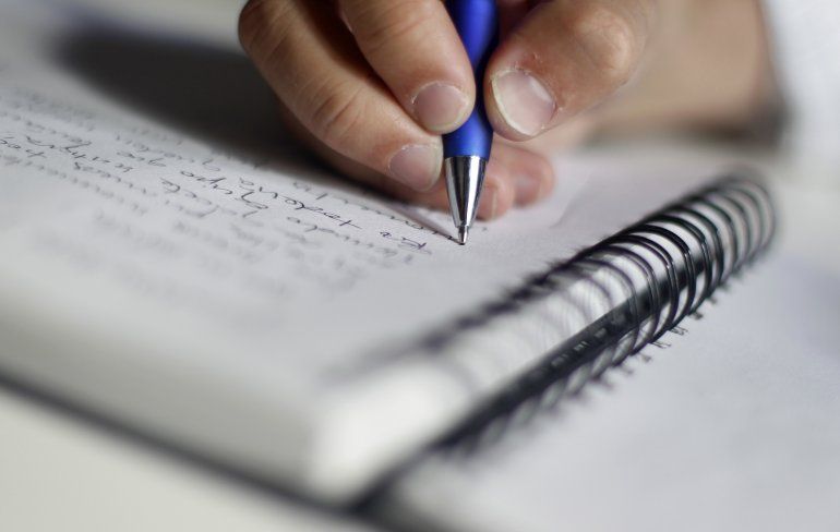 Estudio revela que es más positivo tener la letra fea