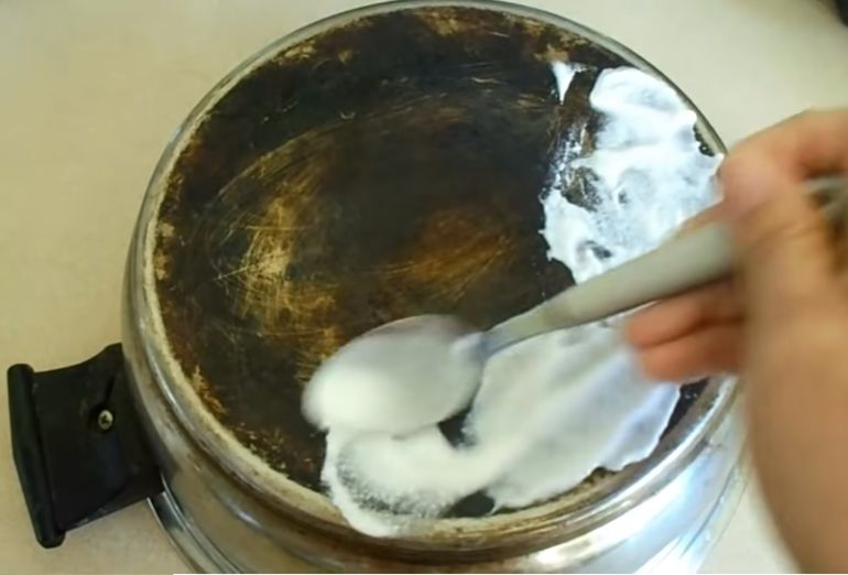 Este es el mejor truco para hacer lucir las ollas como nuevas