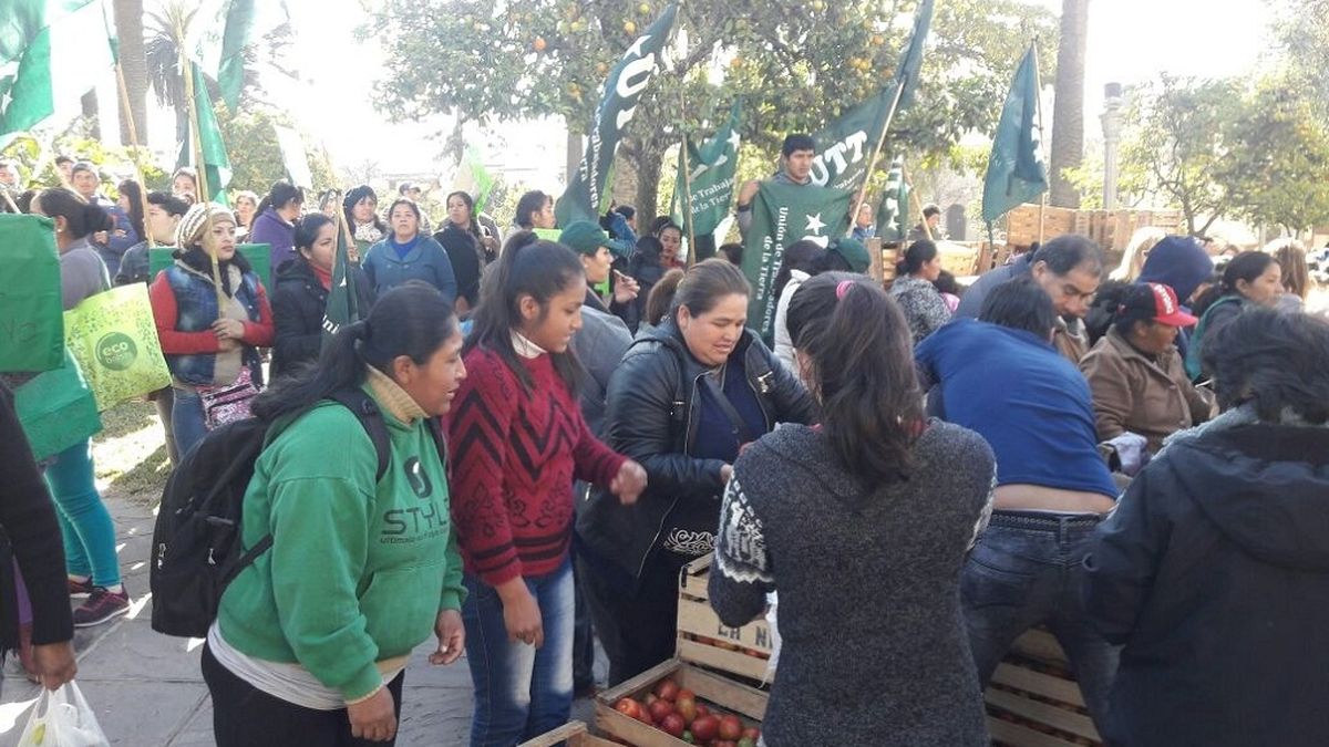 Tomatazo y protesta en Plaza Belgrano: regalaron 10 toneladas de tomate