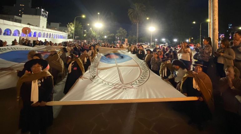 Revolución de Mayo: marcha con la Bandera de la Libertad Civil