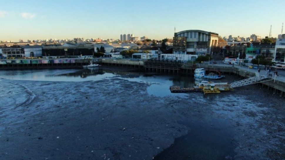 Se secó el Riachuelo y toda la contaminación quedó al descubierto