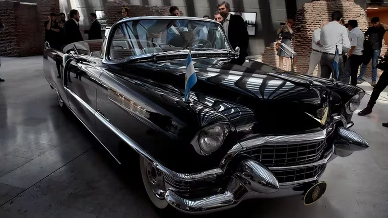 Cómo es el descapotable que podría usar Javier Milei