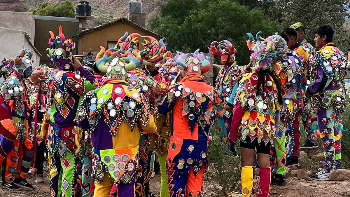 Carnaval 2024: Multitudinarios desentierros en la Quebrada de Humahuaca