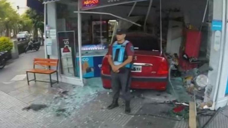 Un hombre manejó borracho y se incrustó en un kiosco
