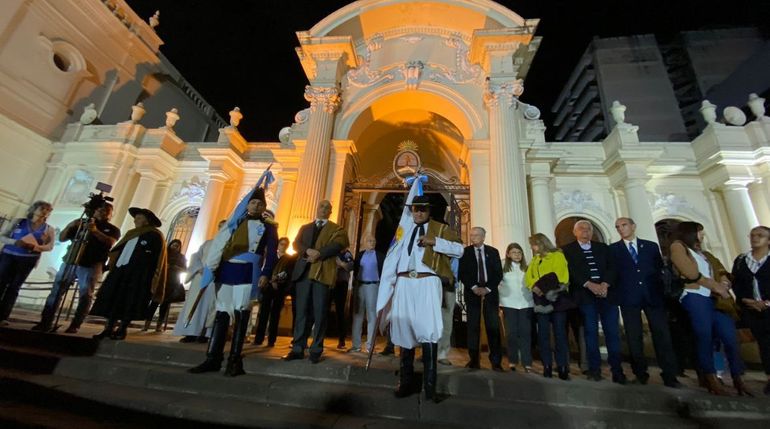 Revolución de Mayo: marcha con la Bandera de la Libertad Civil