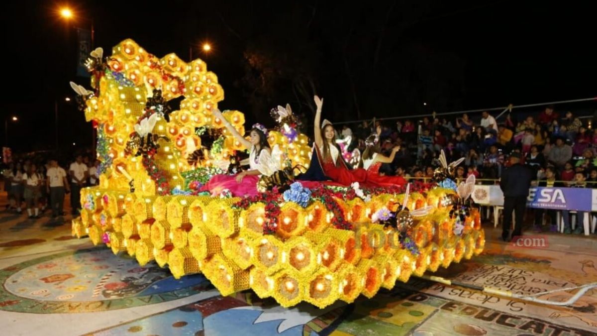 Arrancó el primer desfile de carrozas en la Ciudad Cultural