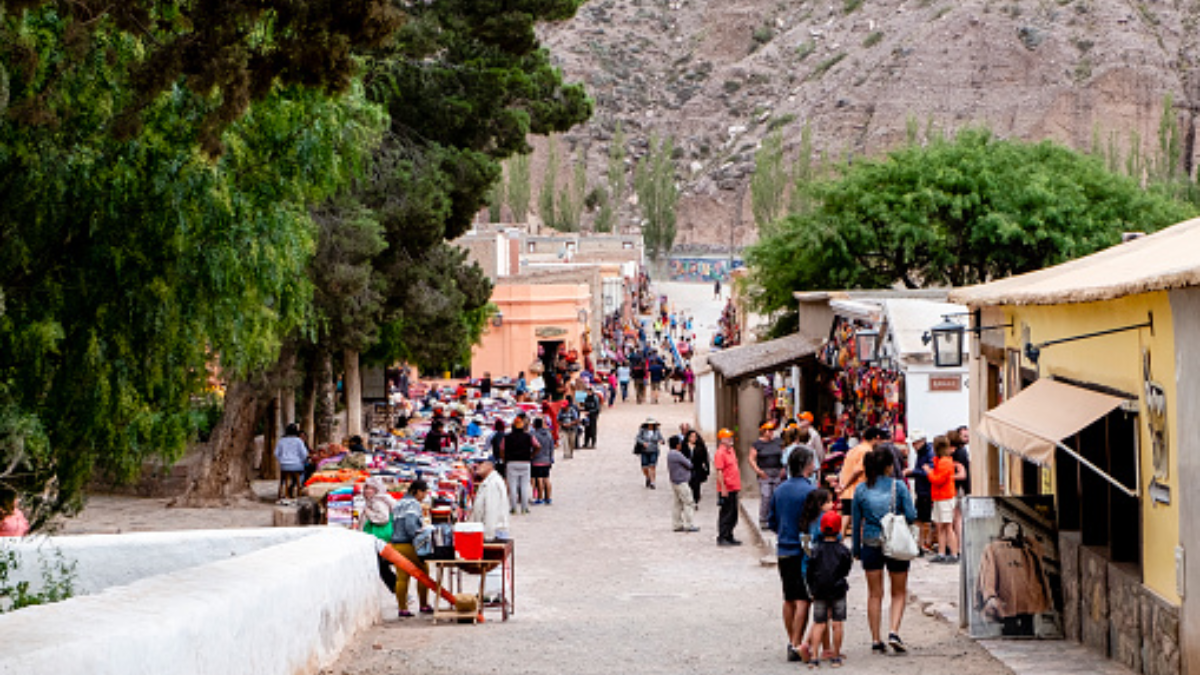 Purmamarca: feria y trueque de manos indígenas