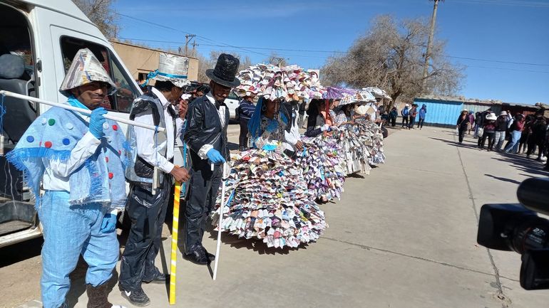 Abra Pampa: realizaron trajes coloniales con papel reciclado