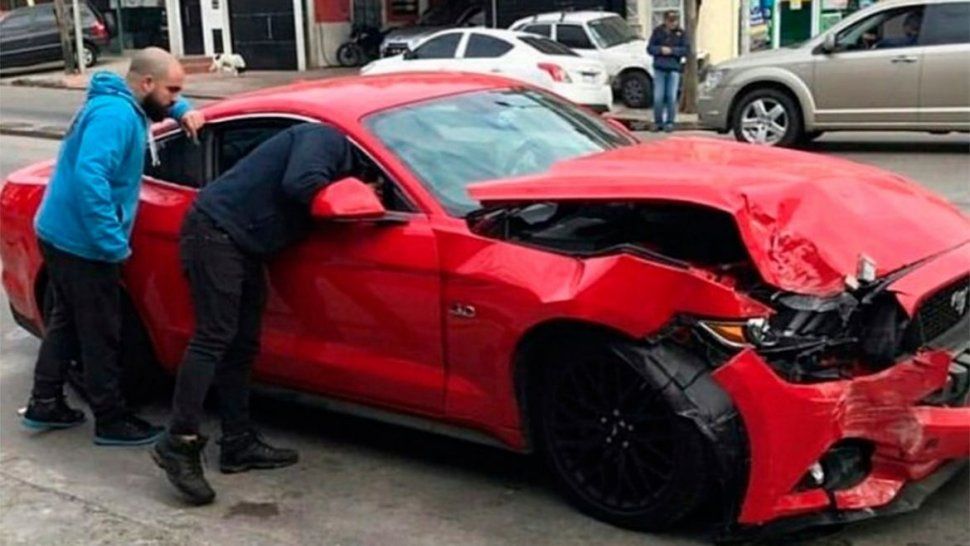 Dejó su Mustang de US$ 70 mil en el taller y el mecánico se lo chocó
