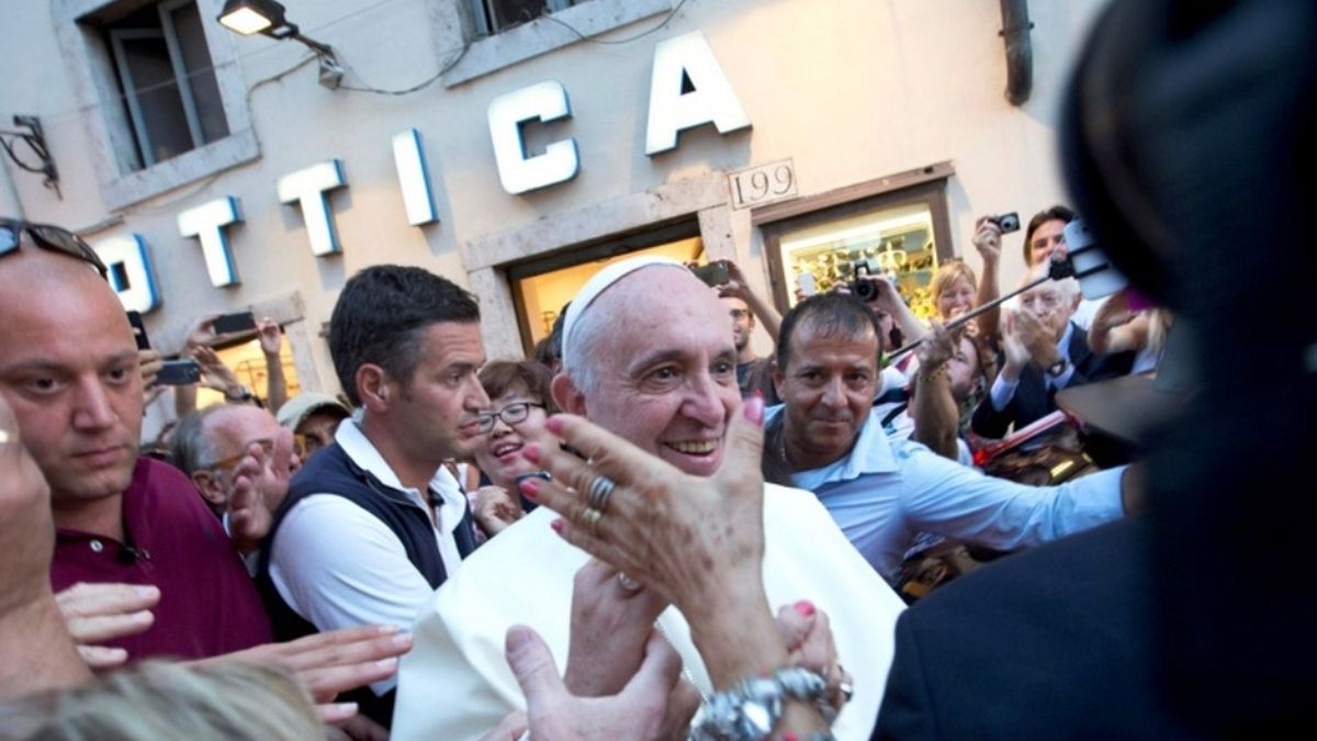 El Papa salió a comprar lentes y revolucionó Roma