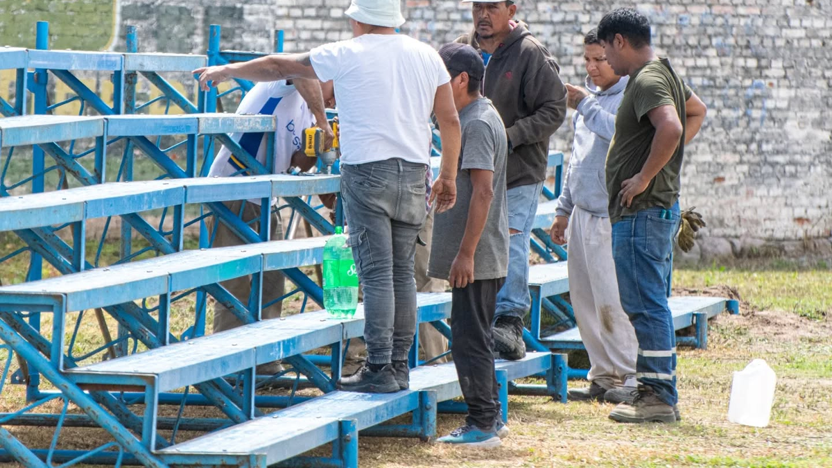 Instalan tribunas tubulares en la cancha de Talleres de Perico para la gran final