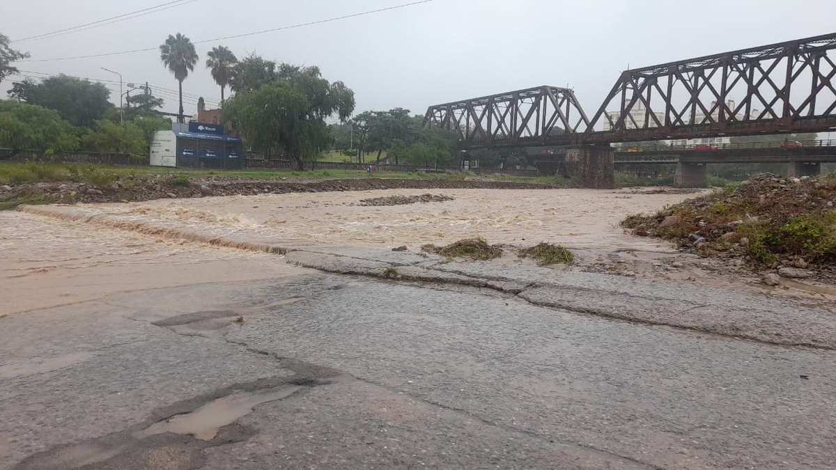 Cortaron el badén del Xibi Xibi por la crecida del río