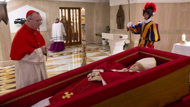 El Vaticano publicó las primeras imágenes del papa Francisco en su féretro