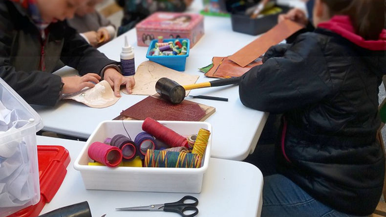 Yala: taller de artesanías en cuero para niños y niñas