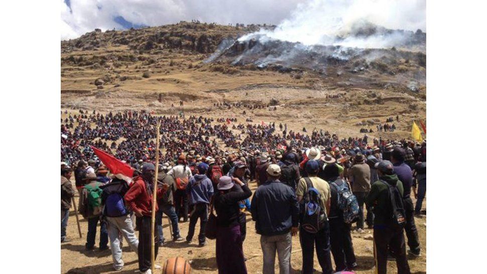 Tres muertos y quince heridos en un conflicto minero en Perú
