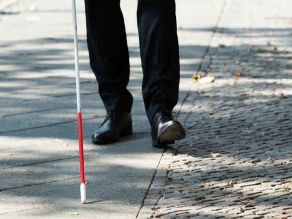 Día internacional del bastón blanco: Tips para ayudar a una persona ciega