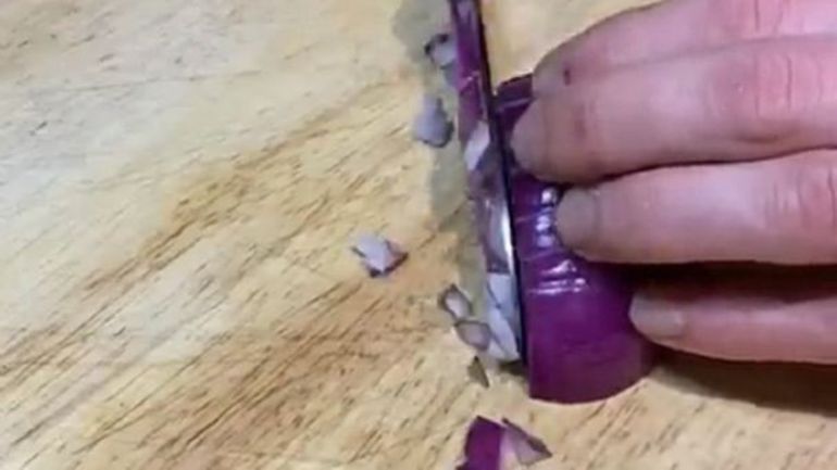 El video viral de un truco en TikTok que enseña a cortar la cebolla sin ...