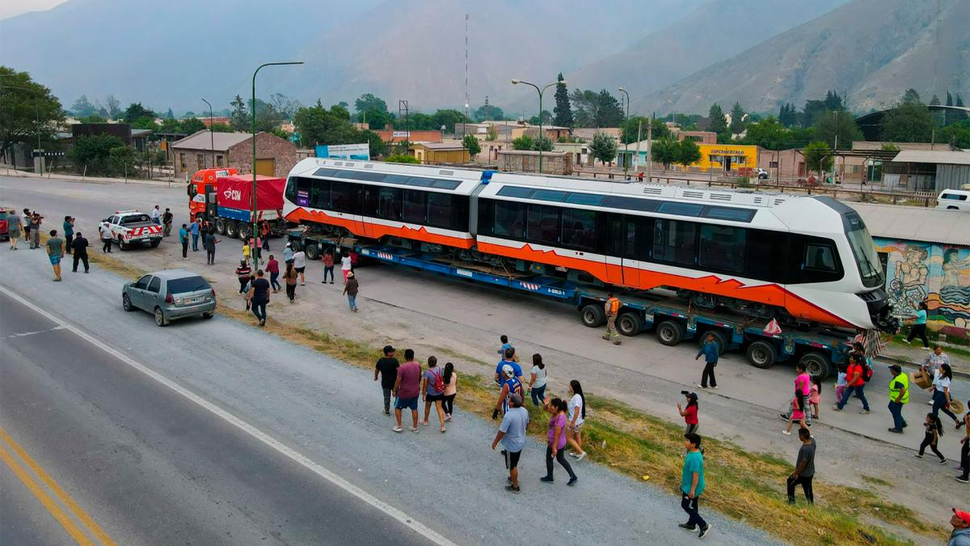 El tren solar de la Quebrada llegó a Volcán y crece la ilusión