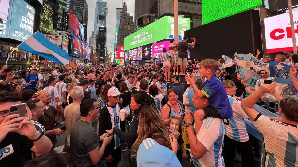 Impresionante banderazo argentino en Time Square