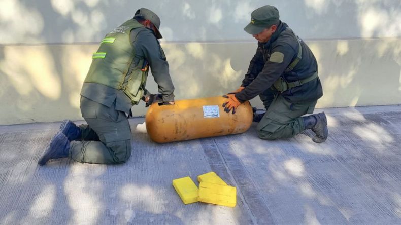 Volcán: encontraron un tanque de GNC con más de 23 kilos de cocaína