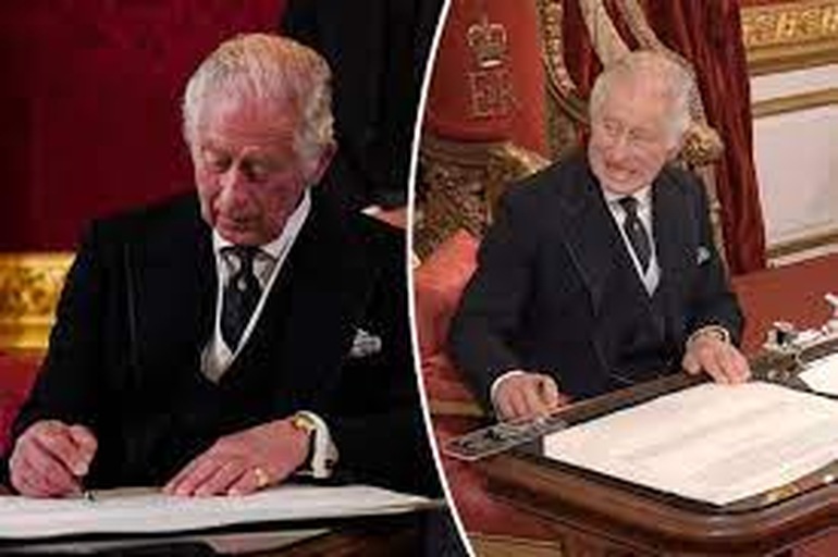 ¿Por qué el Rey Carlos III tiene hinchados los dedos?