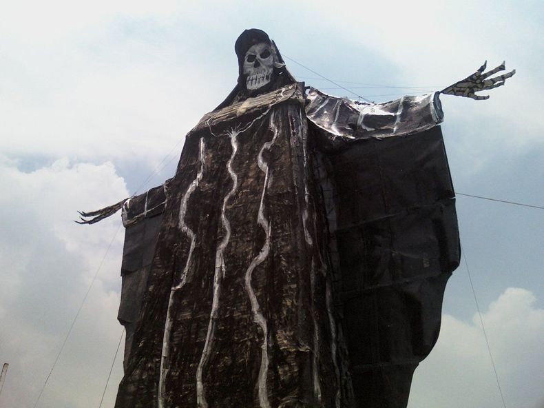 Impacto y misterio por una enorme figura de San La Muerte en Santiago ...