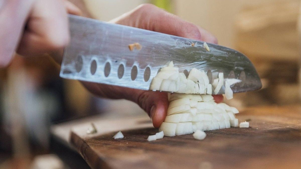 El video viral de un truco en TikTok que enseña a cortar la cebolla sin ...