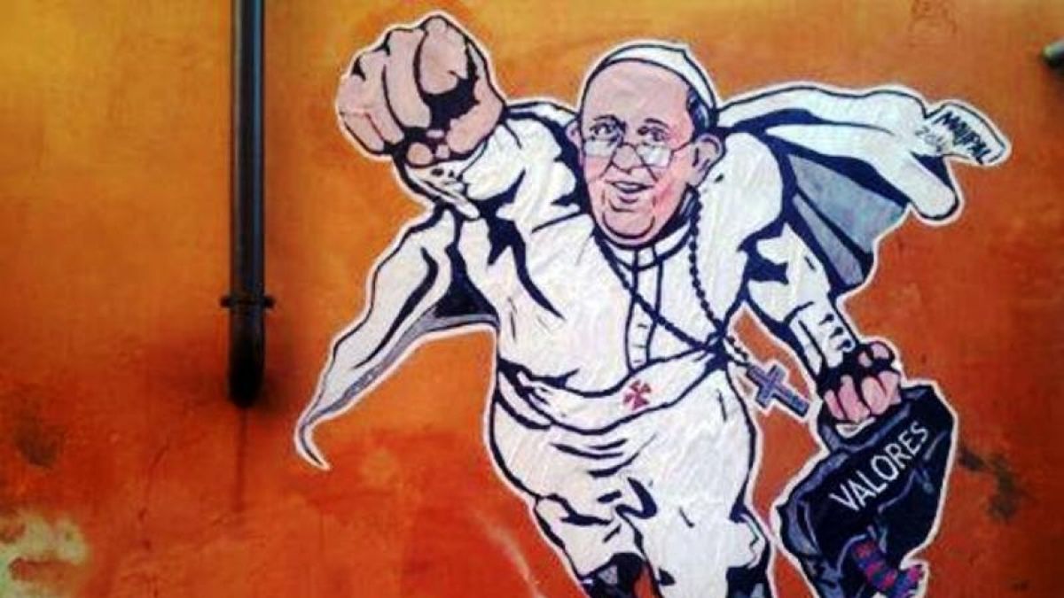 El Papa, retratado como Superman en un mural cerca del Vaticano