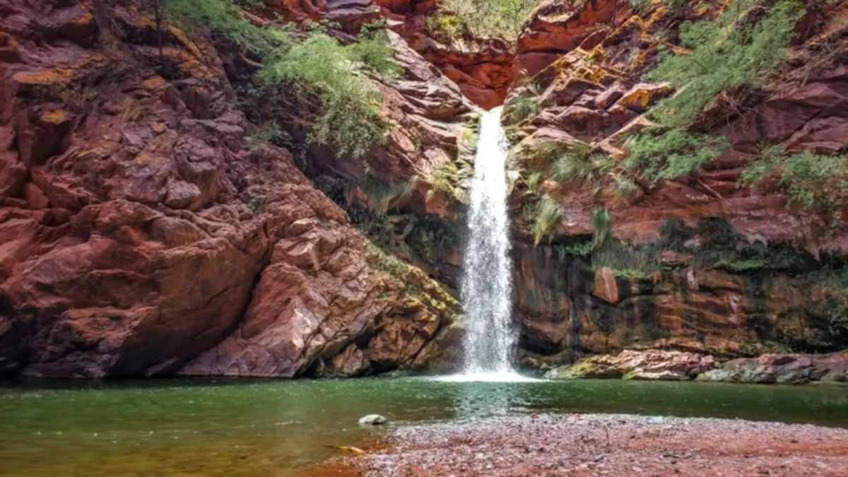 El pueblo de Salta que sorprende por su nombre y ofrece una cascada ...