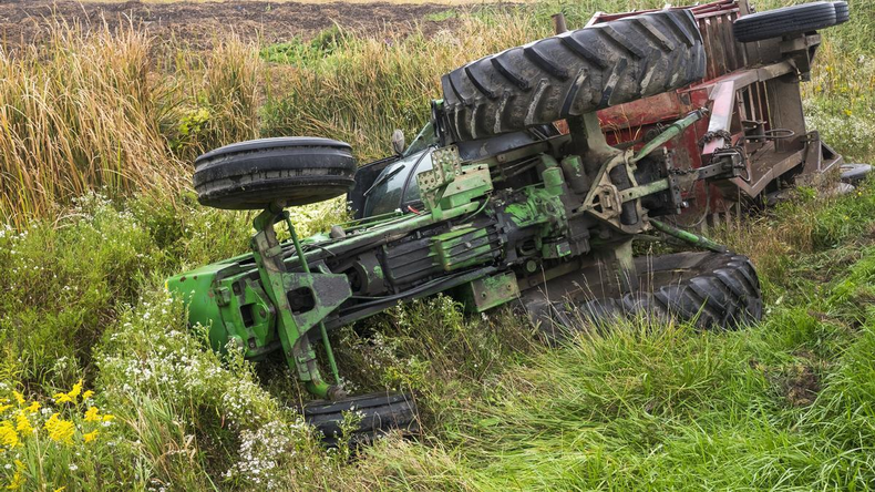 Trabajador rural quedó atrapado bajo un tractor tras un vuelco en Perico