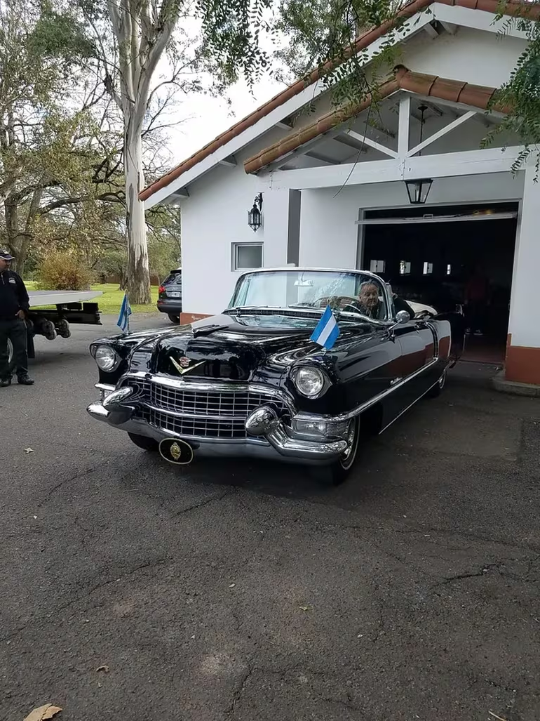 Cómo es el descapotable que podría usar Javier Milei