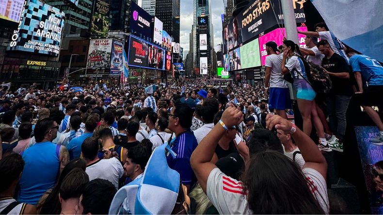 Impresionante banderazo argentino en Time Square