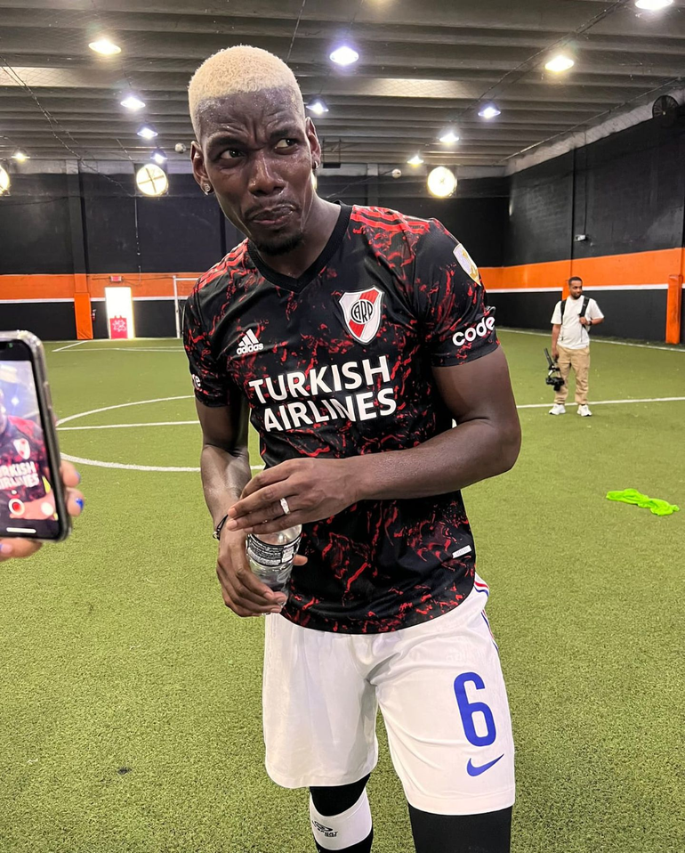 Paul Pogba posó con la camiseta de River