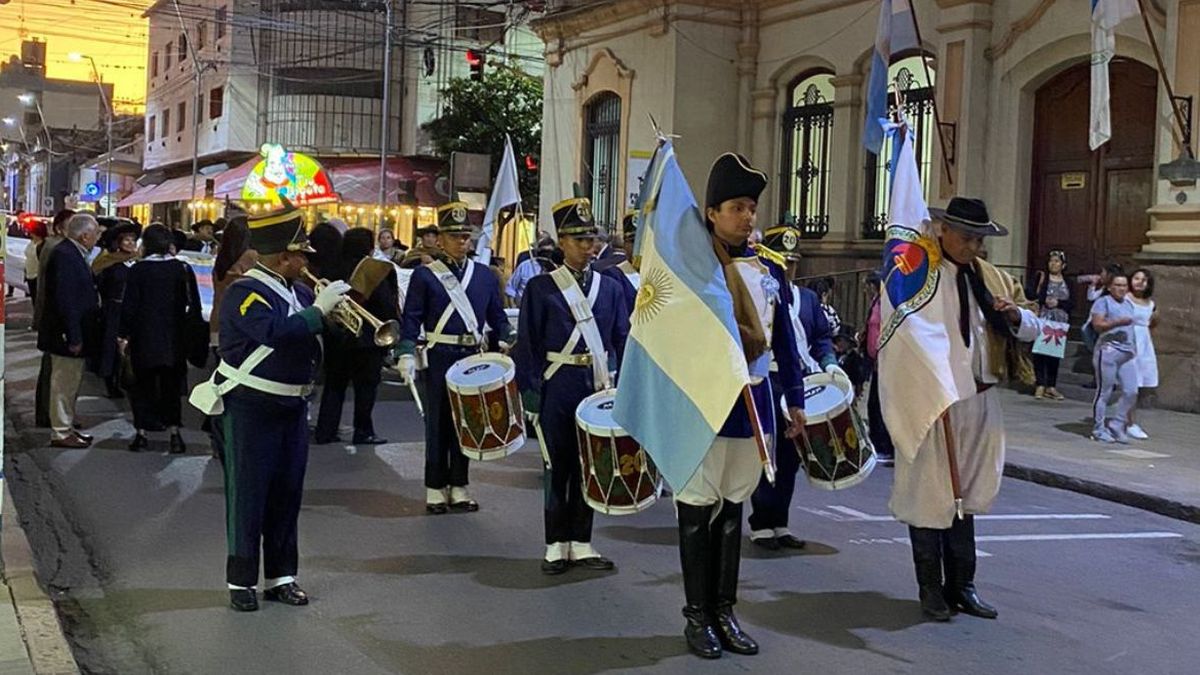 Revolución de Mayo: marcha con la Bandera de la Libertad Civil