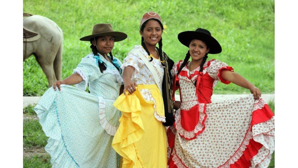 Reconocen a Paisana de la Marcha Evocativa y Patriótica